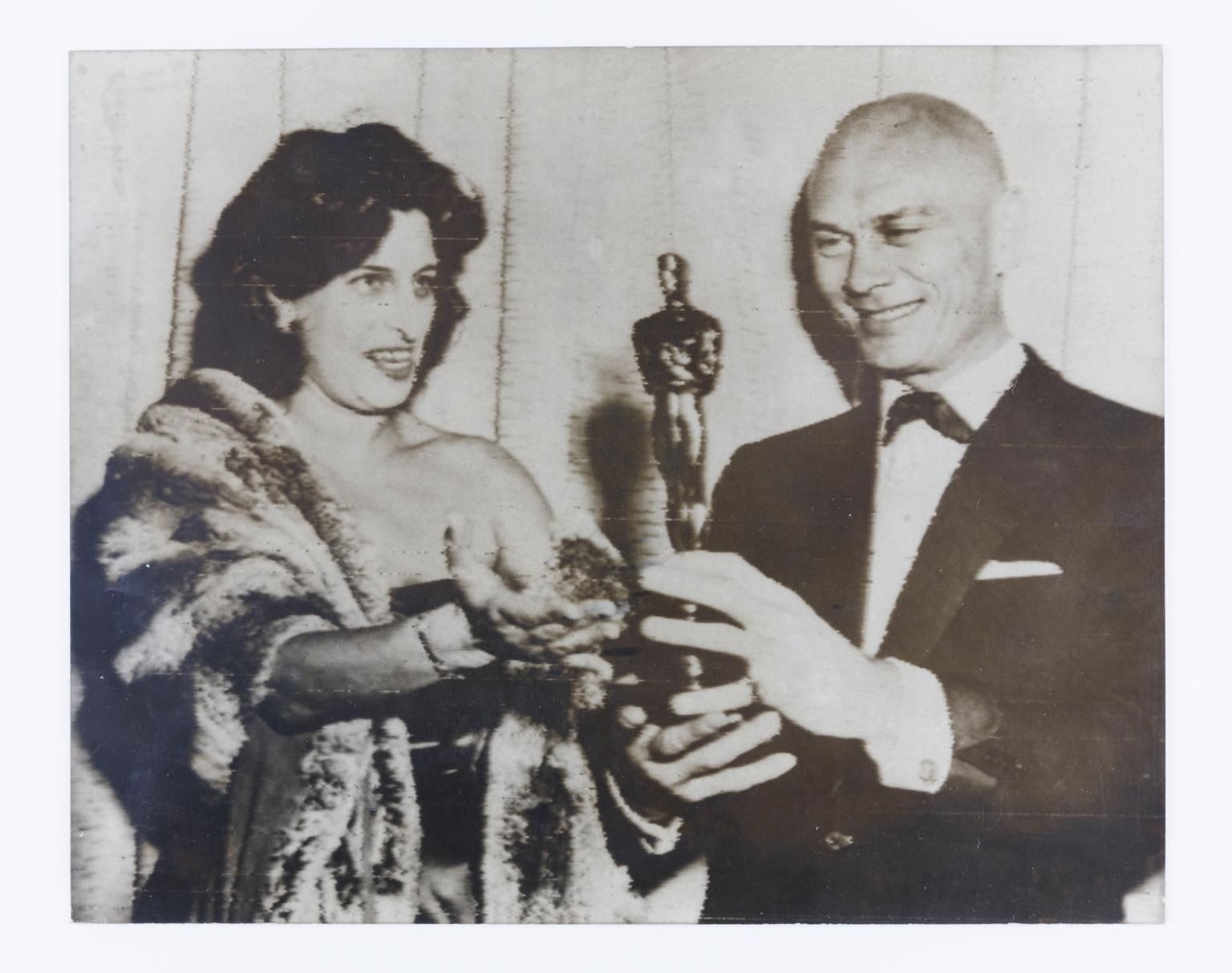 Yul Brynner receiving Oscar for The King and I | Science Museum Group ...