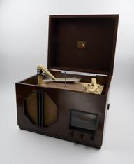 HMV table-model auto radiogram model 1604, 1947 | Science Museum Group ...