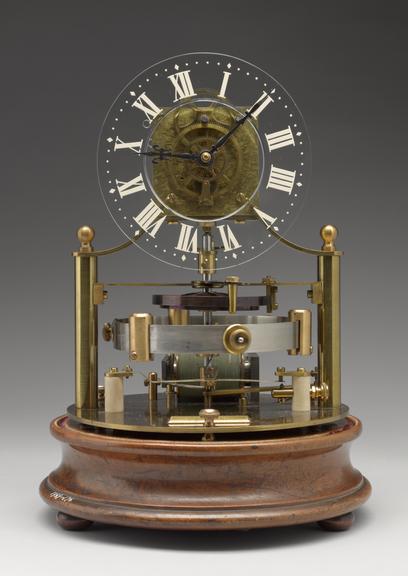 Electric clock with Hipp toggle switch and directly impulsed horizontal ...