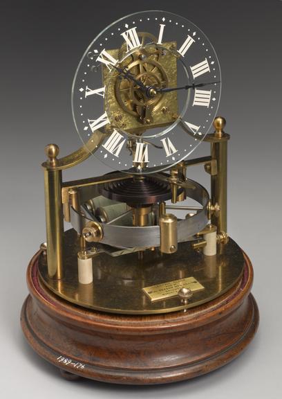 Electric clock with Hipp toggle switch and directly impulsed horizontal ...