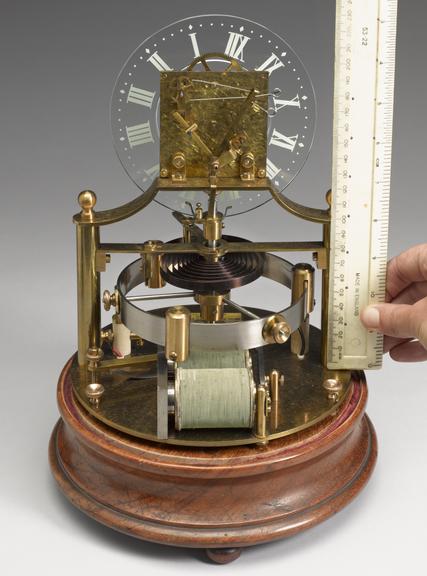 Electric clock with Hipp toggle switch and directly impulsed horizontal ...