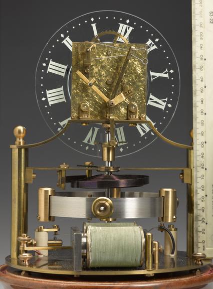 Electric clock with Hipp toggle switch and directly impulsed horizontal ...