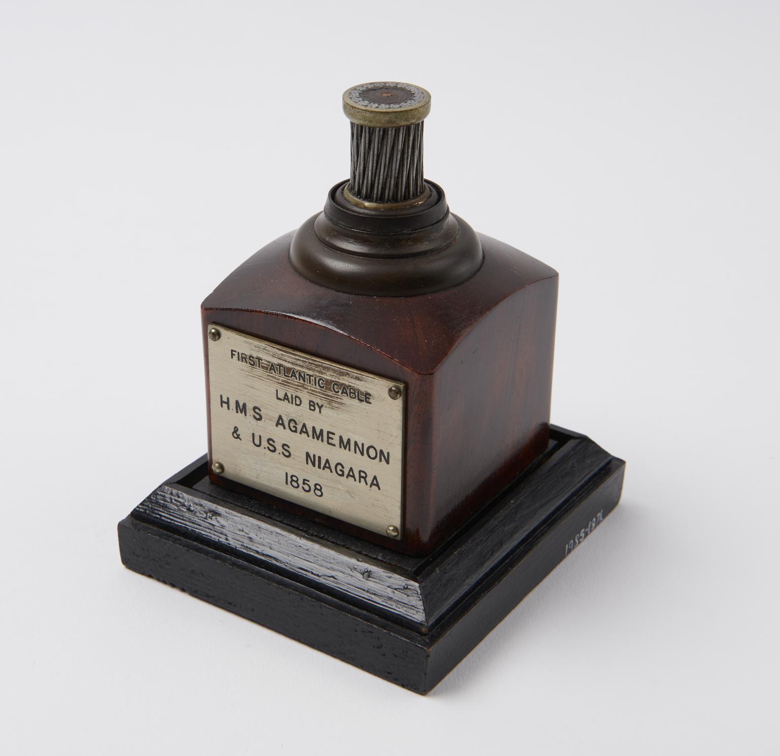 Mounted sample of 1858 Atlantic telegraph cable, 1858-1900 | Science ...