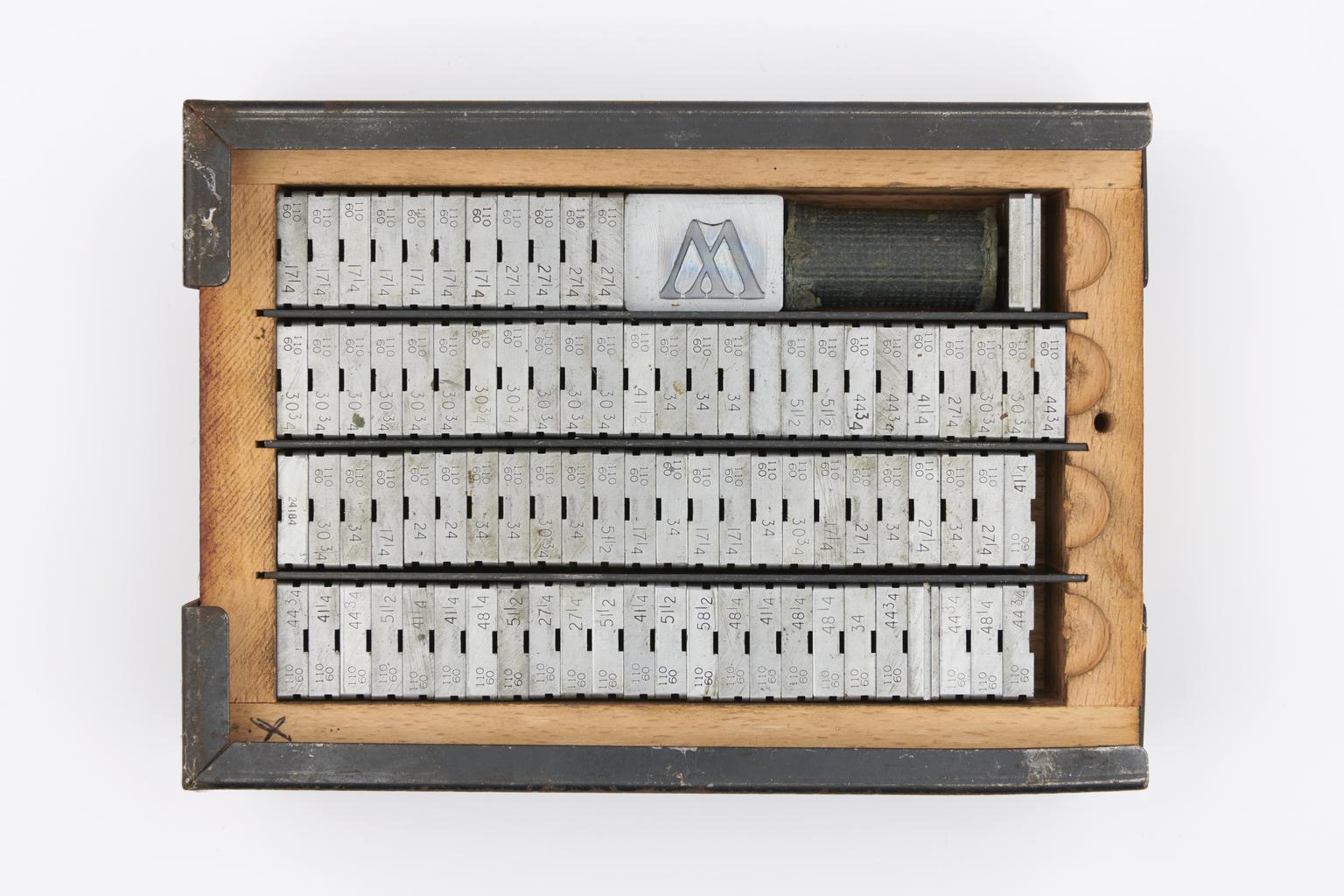 Display size matrices for Plantin (Typeface series number: 110 ...