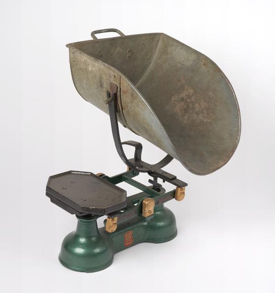 28lb counter potato scales | Science Museum Group Collection
