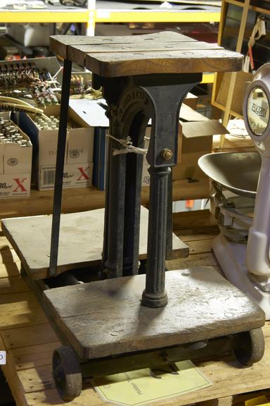 3-cwt sack scale for warehouse use | Science Museum Group Collection