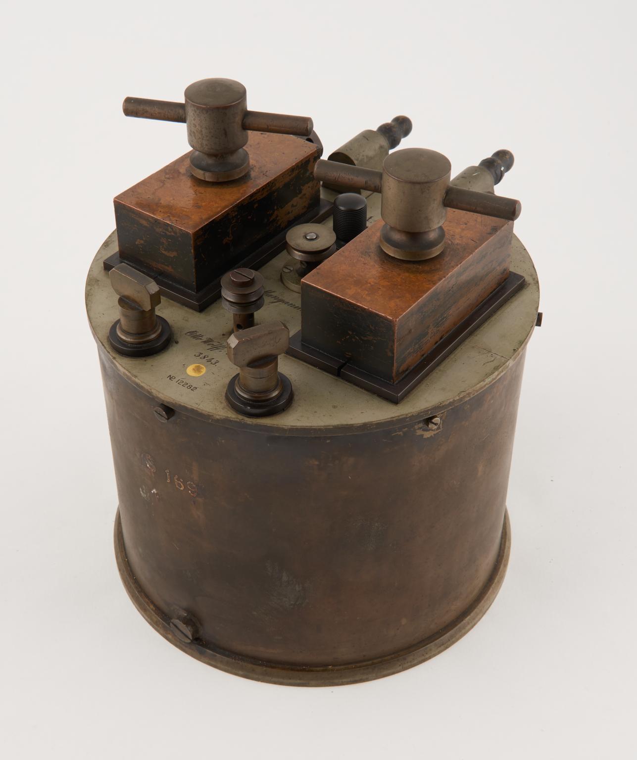 Otto Wolff four terminal stand | Science Museum Group Collection