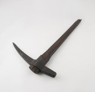 Single-bladed pick, IV-82 | Science Museum Group Collection