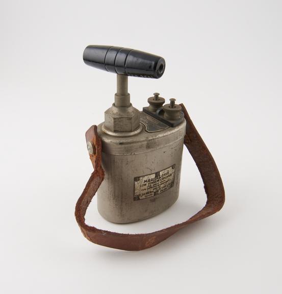 Magnet (1933) low tension exploder with firing key | Science Museum ...