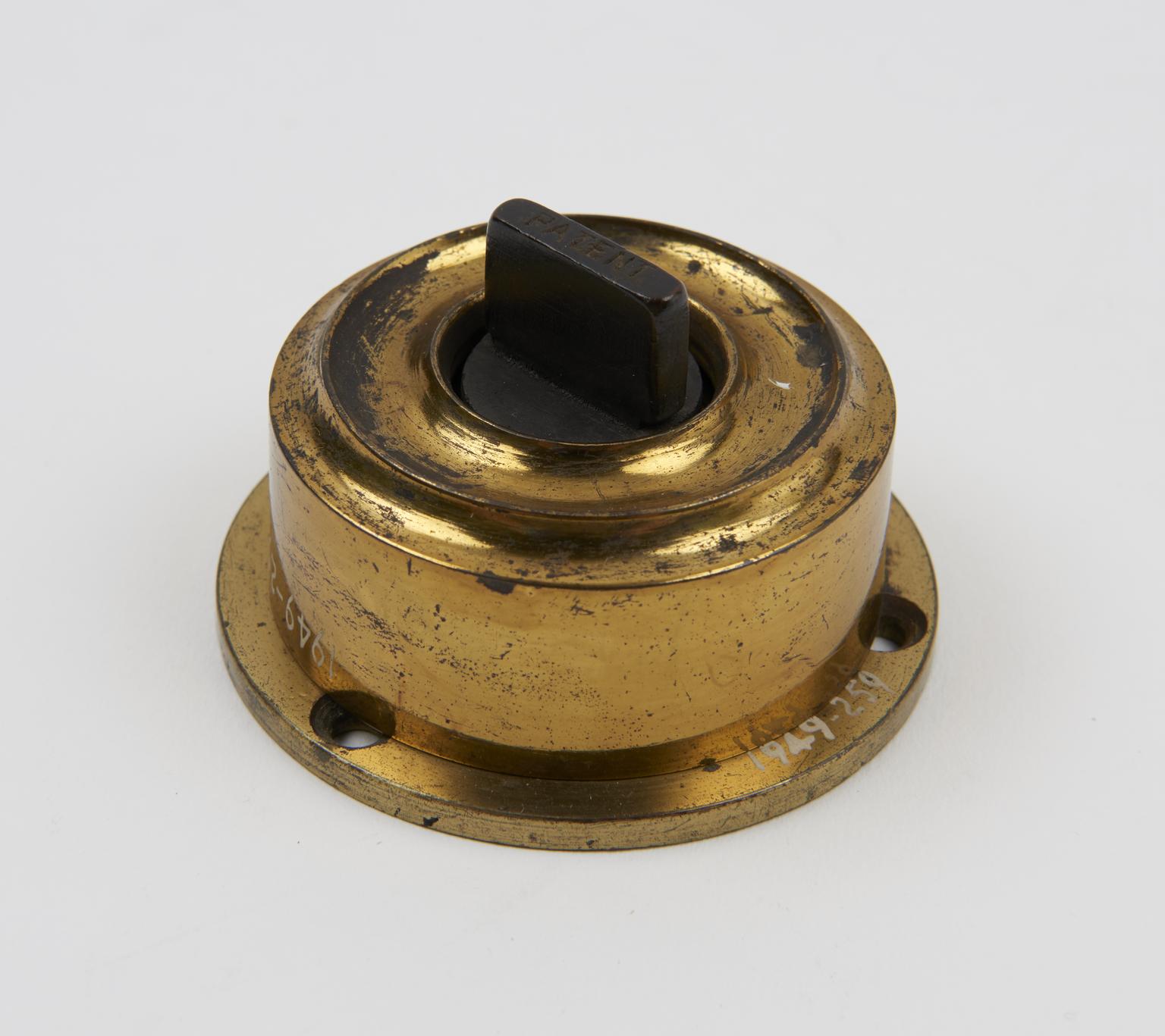 Fused wall-fitting switch | Science Museum Group Collection