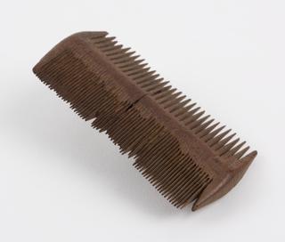 Double-sided wooden comb | Science Museum Group Collection