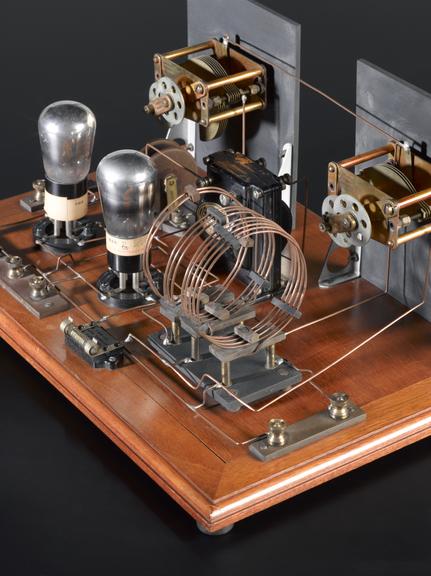 Two-valve short wave radio - telephonic receiver, 1927 | Science Museum ...