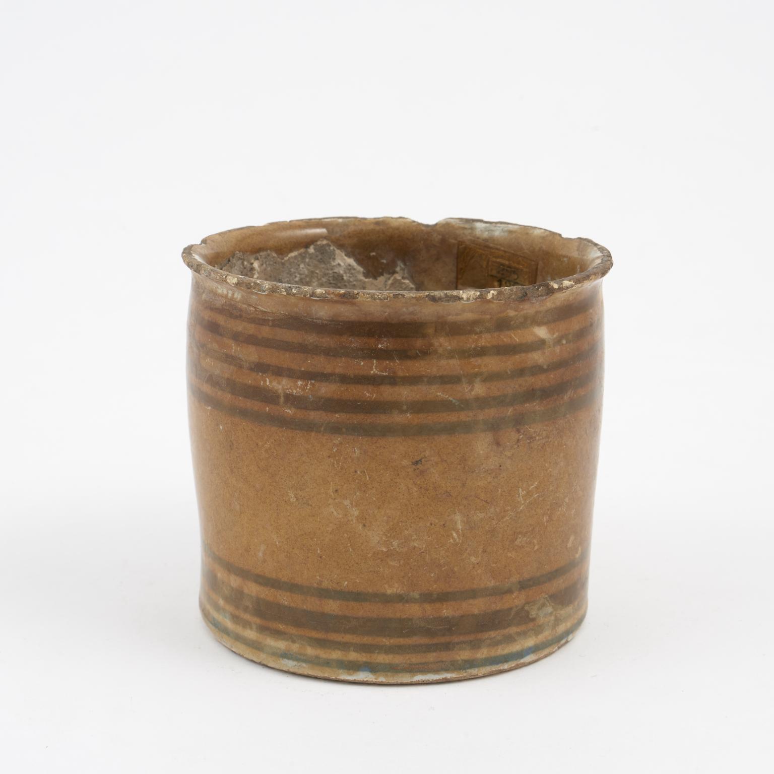 Small tin-glazed earthenware drug jar | Science Museum Group Collection