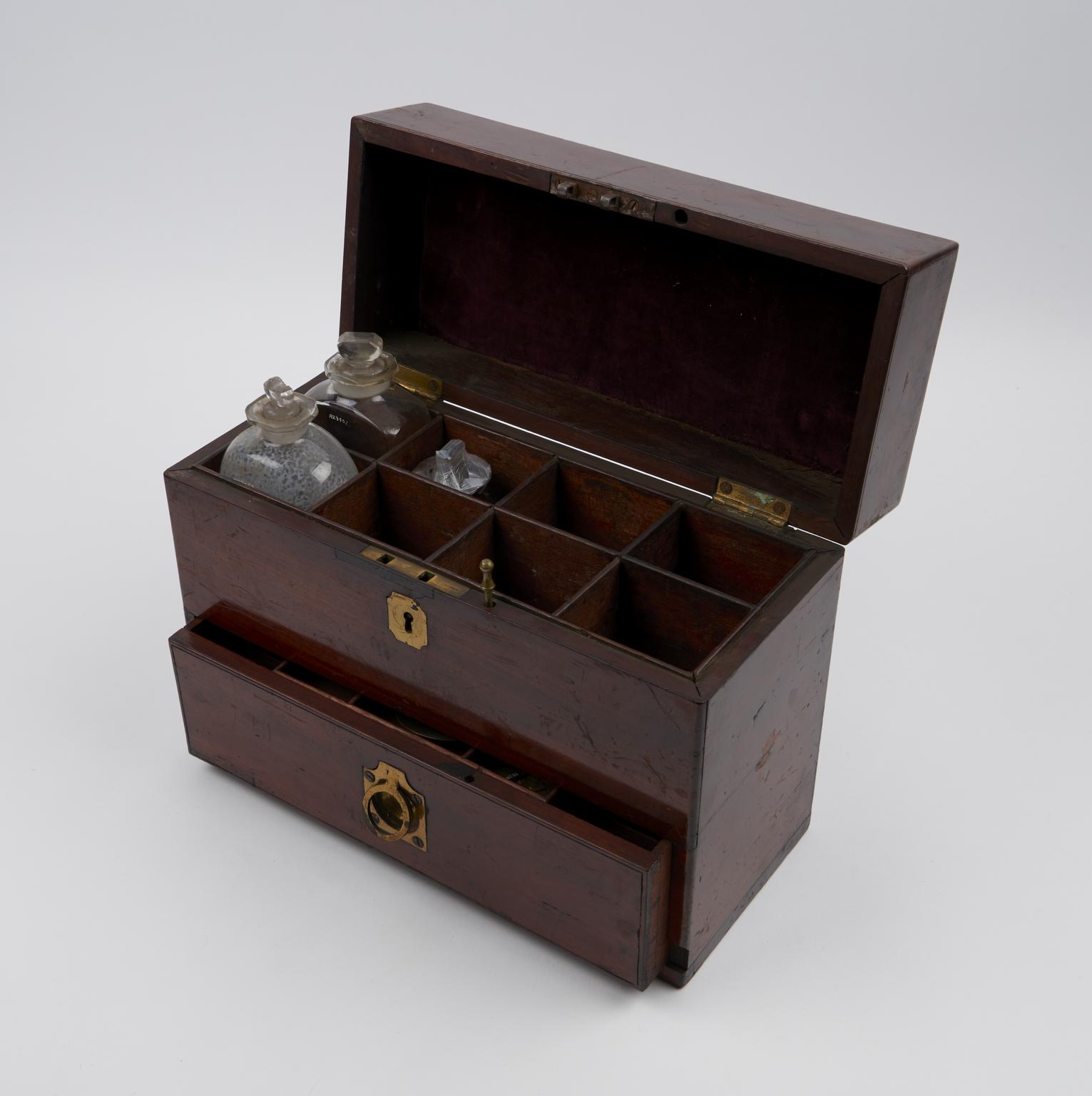 Medicine chest, 1831-1870 | Science Museum Group Collection