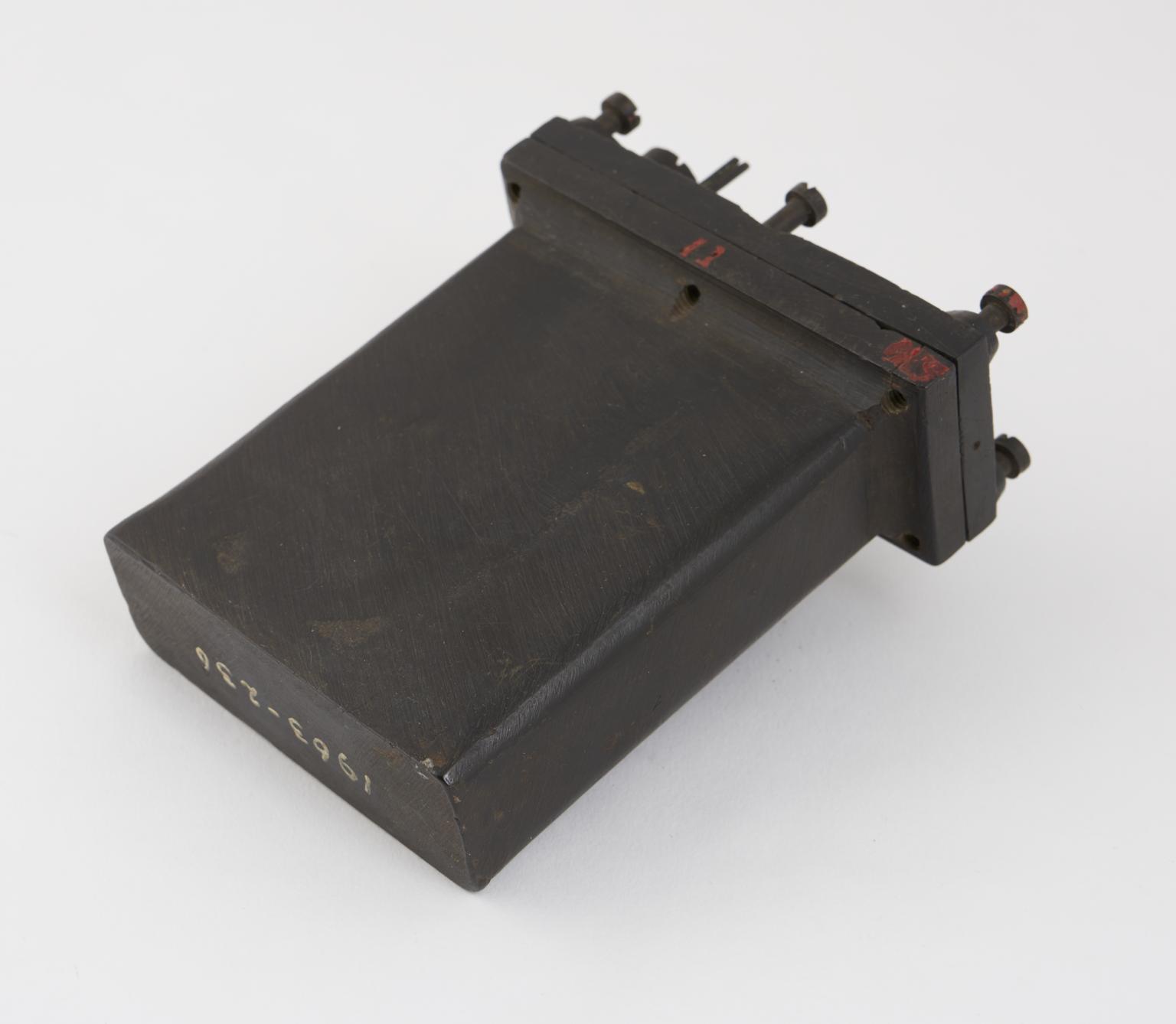 Portable battery of 3 lead accumulator cells with reticulated grid ...