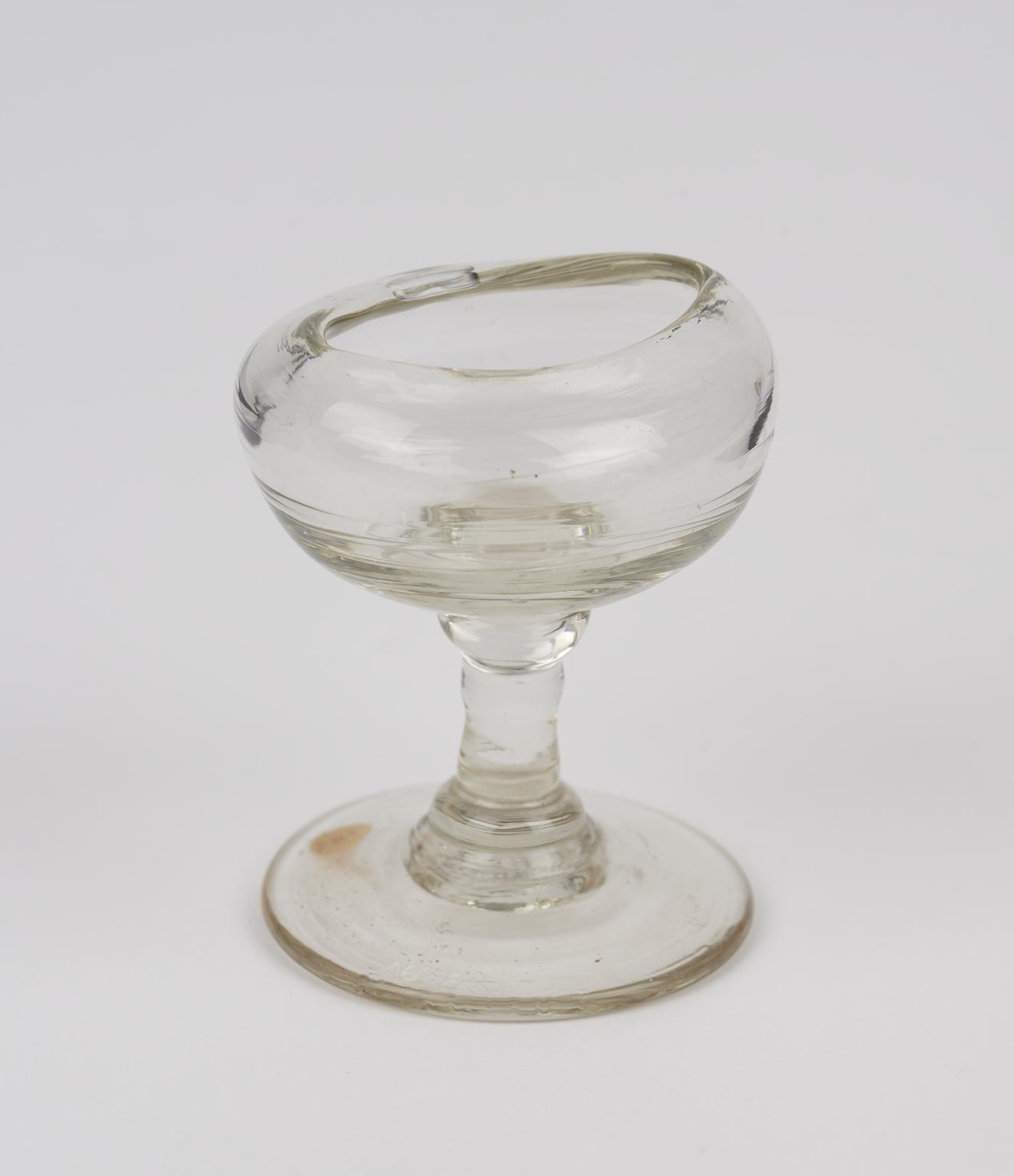 Clear glass eye bath with stem | Science Museum Group Collection