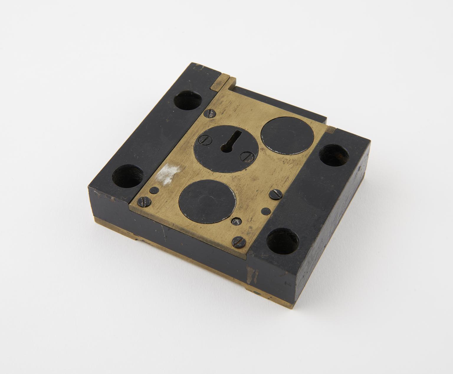Chatwood "Invincible" patent pivoted-stump safe lock | Science Museum ...