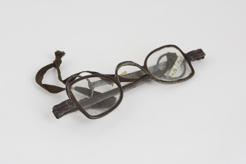 Straight spectacles | Science Museum Group Collection