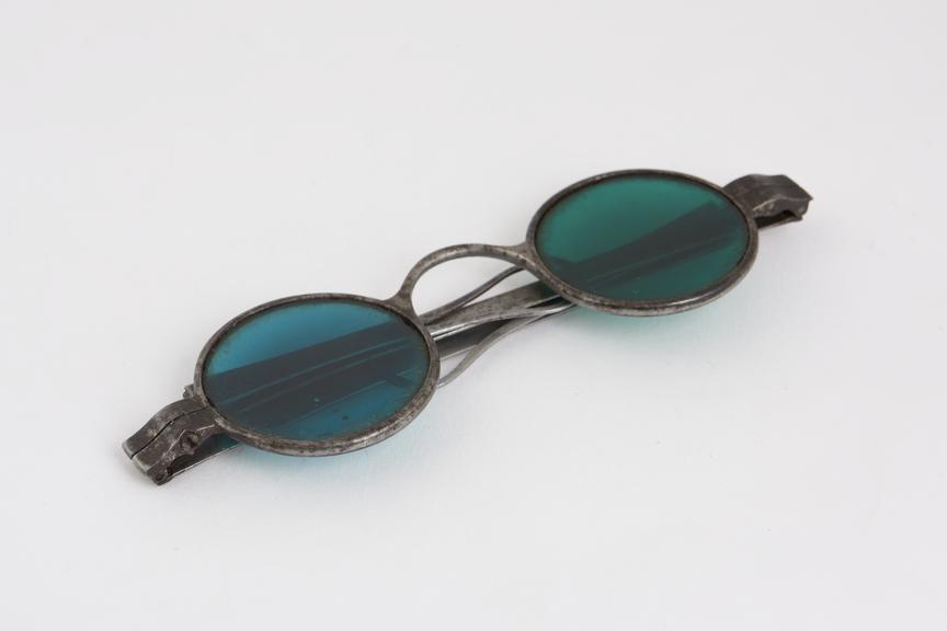 Transverse folding tinted spectacles | Science Museum Group Collection