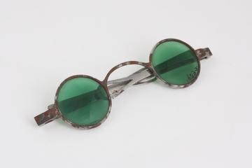 Transverse folding tinted spectacles | Science Museum Group Collection