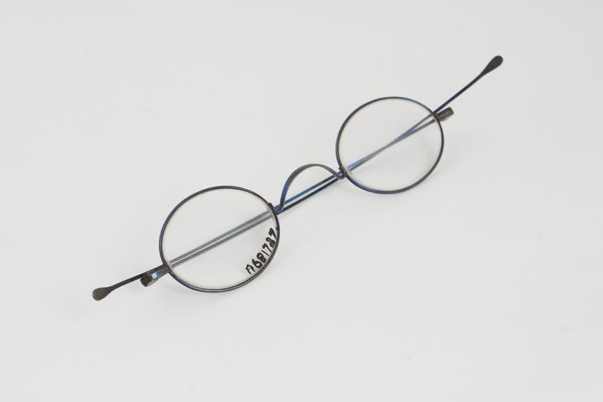 Spectacles, straight, blue steel wire | Science Museum Group Collection