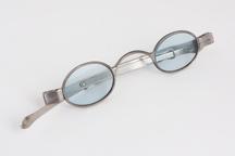 Extending tinted spectacles | Science Museum Group Collection