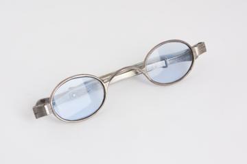 Blue-tinted extending spectacles | Science Museum Group Collection