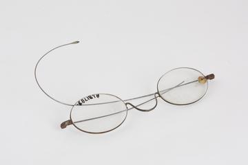 Coil spring spectacles, steel wire, English, 1801-1900 | Science Museum ...