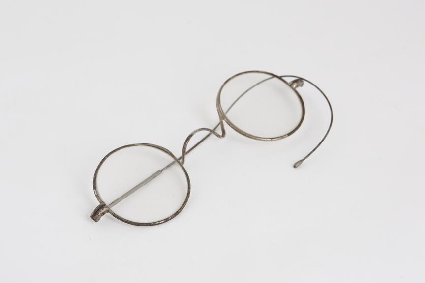Coil spring spectacles, steel wire, English, 1801-1900 | Science Museum ...