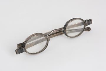 Turn pin spectacles | Science Museum Group Collection