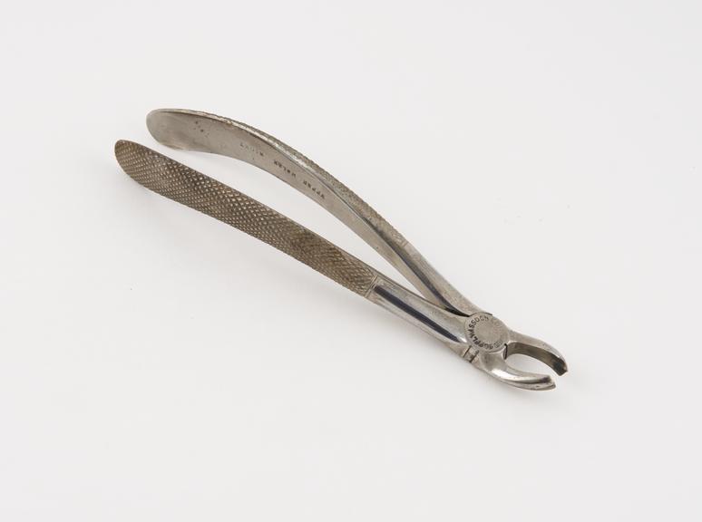 Dental forceps for right upper molars | Science Museum Group Collection