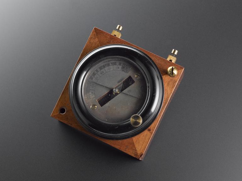 Hipp chronoscope with small galvanometer and key | Science Museum Group ...