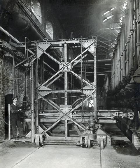 Photograph of hydraulic gas retort pusher | Science Museum Group Collection