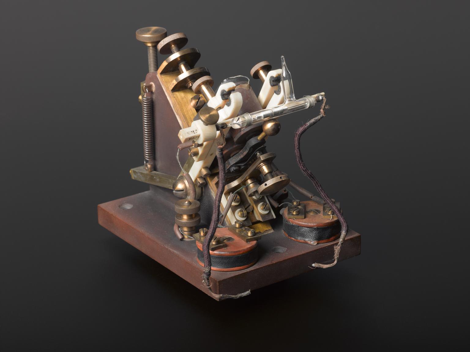 Marconi coherer and Admiralty pattern decoherer, 1900-1910 | Science ...