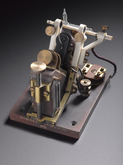 Marconi coherer and Admiralty pattern decoherer, 1900-1910 | Science ...