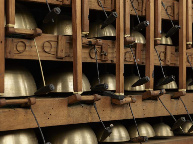 Keyboard Instrument with 4 octaves of bells | Science Museum Group ...