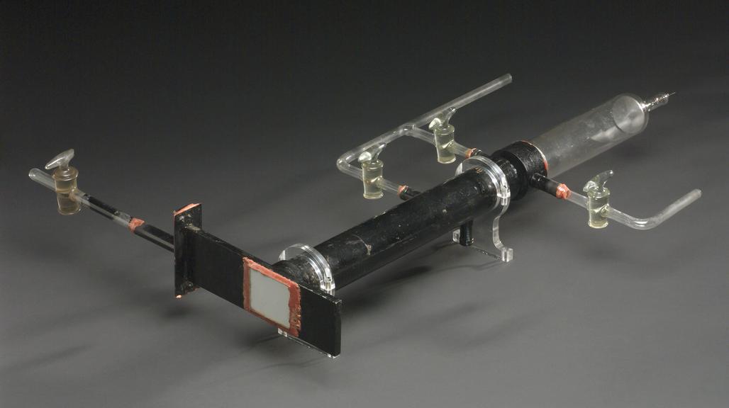 Electron diffraction camera, 1925. | Science Museum Group Collection