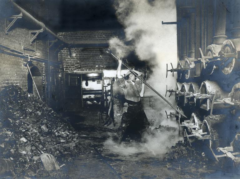 Clinkering by old methods | Science Museum Group Collection