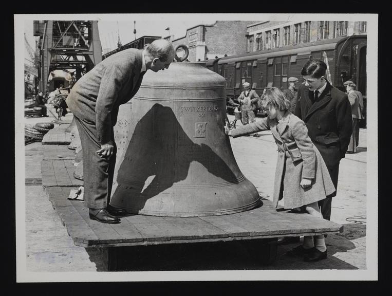 Daily Herald Photograph: Shipping Croydon bells to Connecticut ...