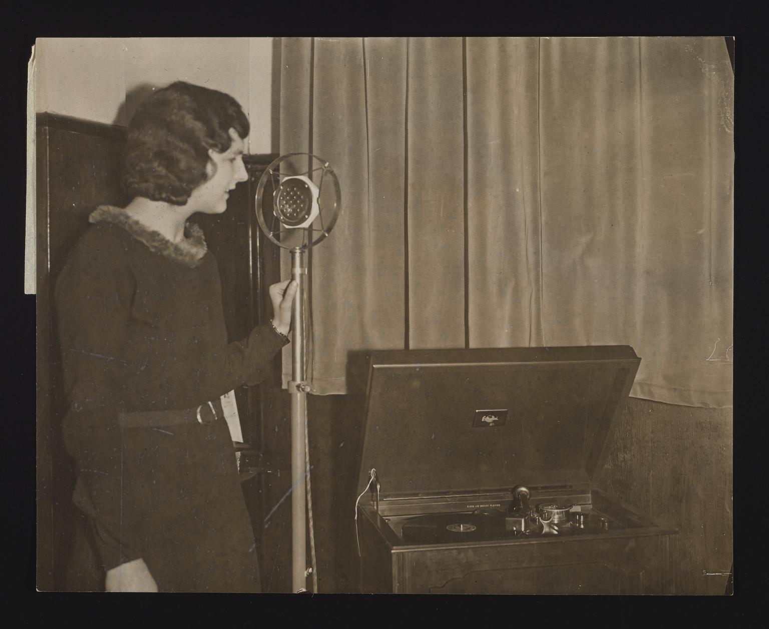 Daily Herald Photograph: Recording a gramophone record at home ...