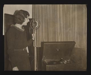 Daily Herald Photograph: Recording a gramophone record at home ...