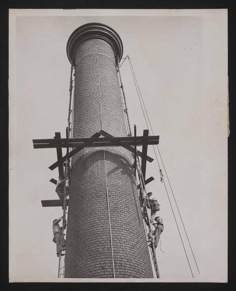 Daily Herald Photograph: Steeplejacks at work on a chimney stack | Science Museum Group Collection