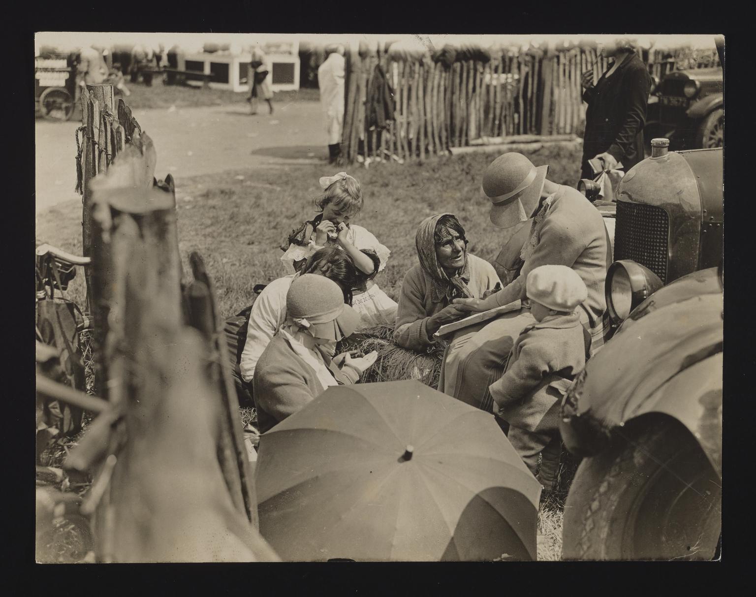 Daily Herald Photograph: Romany Gypsy community at Epsom | Science ...