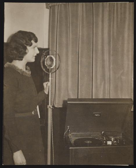 Daily Herald Photograph: Recording a gramophone record at home ...