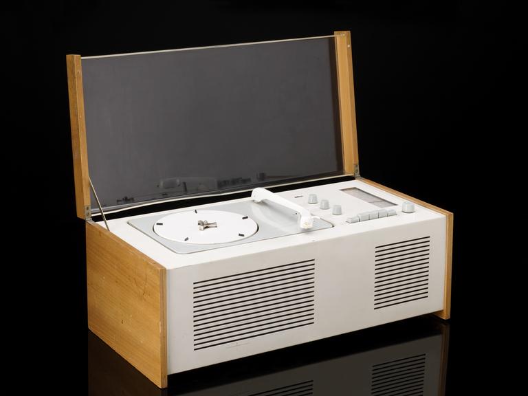 Braun table radiogram, c 1962. | Science Museum Group Collection