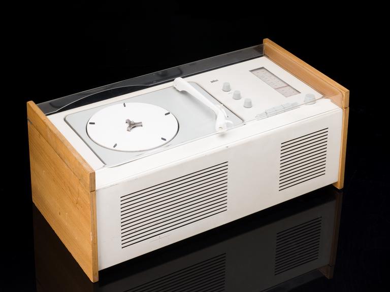 Braun table radiogram, c 1962. | Science Museum Group Collection
