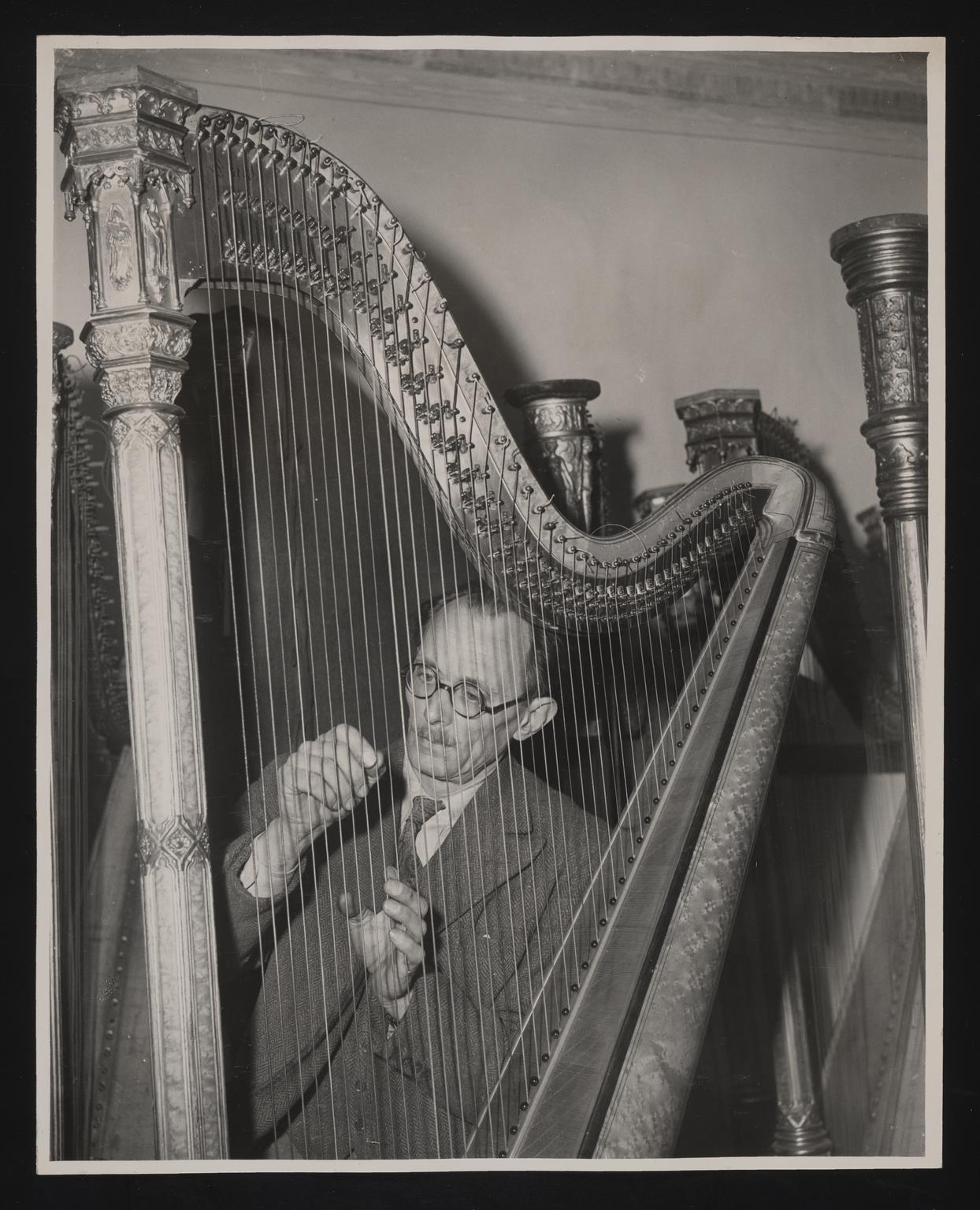 Daily Herald Photograph: Harp making | Science Museum Group Collection