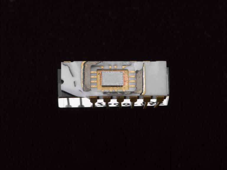 Intel 4004 processor (open) | Science Museum Group Collection