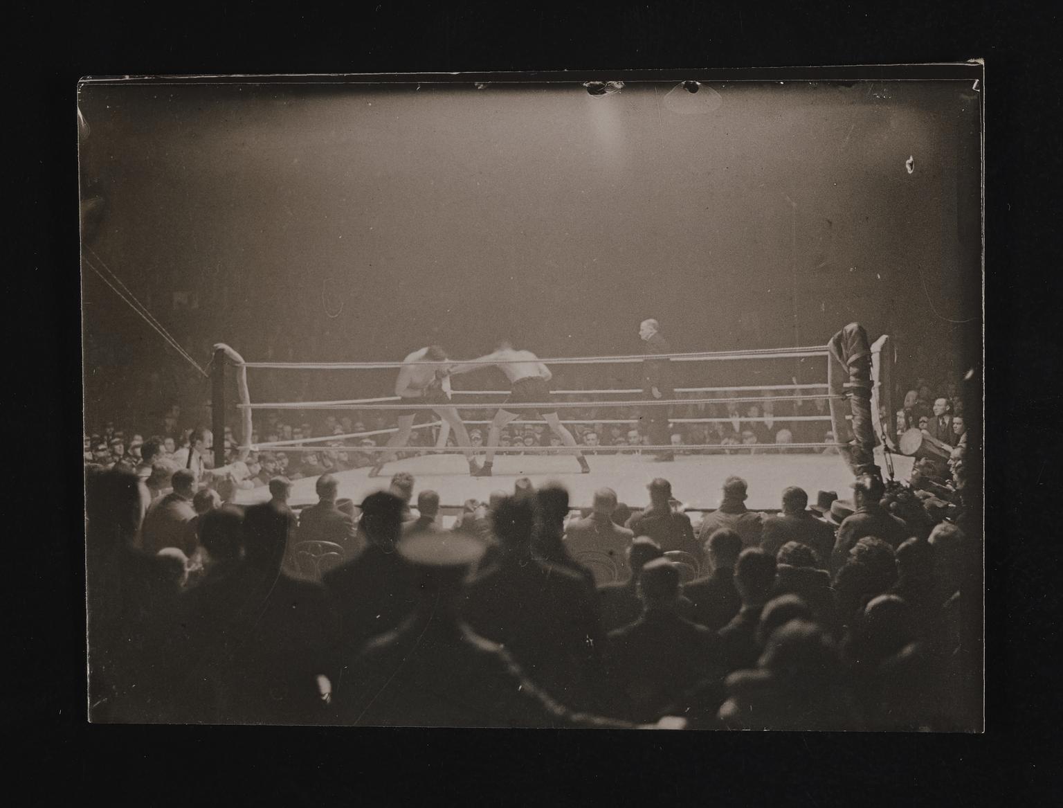 A photographic print of Sports, Boxing, Petersen v Pettifer, 26.1.33 ...