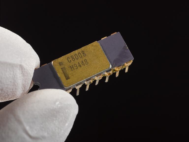Closed Intel 8008 microprocessor chip, 1972-1977 | Science Museum Group ...